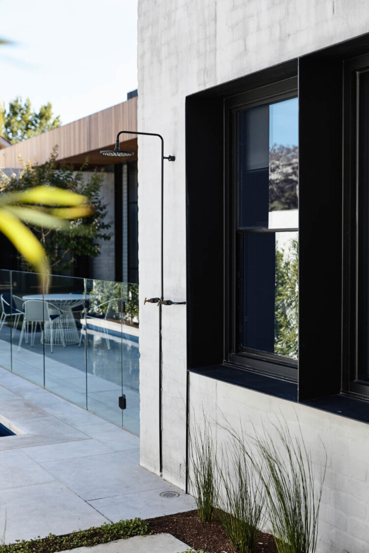 A pared back modern extension to a heritage home in Melbourne