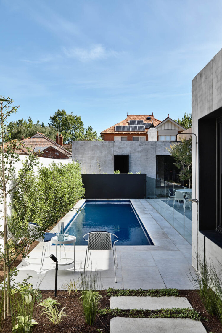 A pared back modern extension to a heritage home in Melbourne