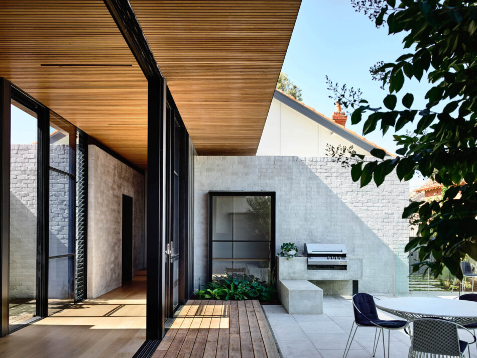 A pared back modern extension to a heritage home in Melbourne
