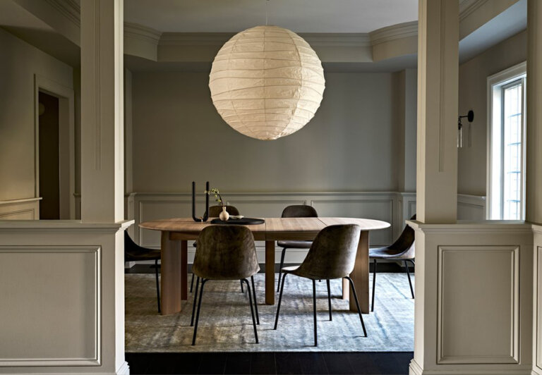 A lakeside Cape Cod-style home in Connecticut