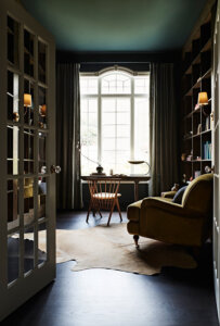 A lakeside Cape Cod-style home in Connecticut