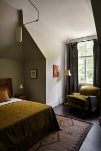 A lakeside Cape Cod-style home in Connecticut