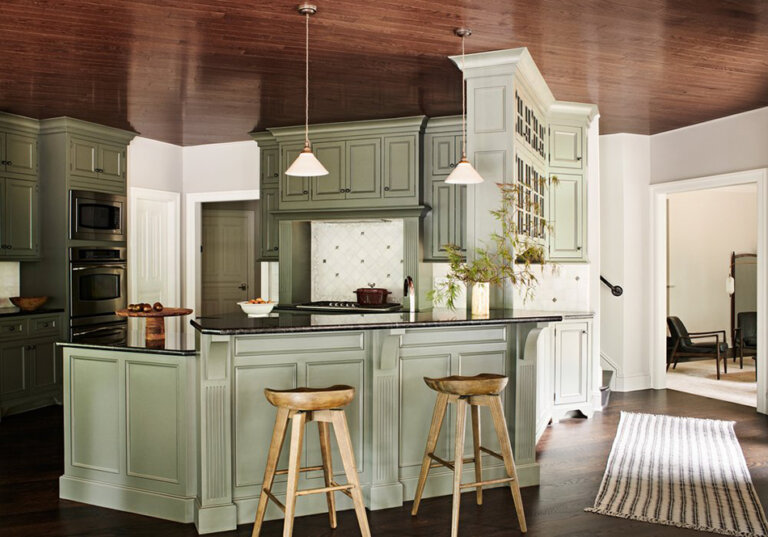 A lakeside Cape Cod-style home in Connecticut