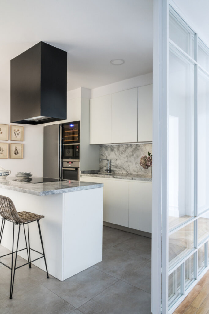 A refined all white apartment in Madrid