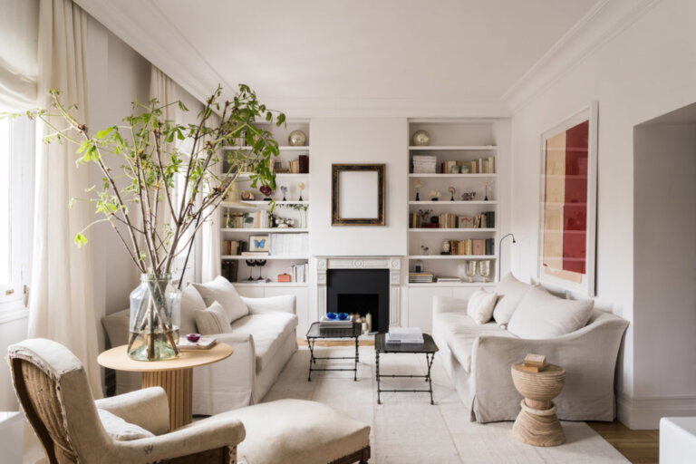 A refined all white apartment in Madrid